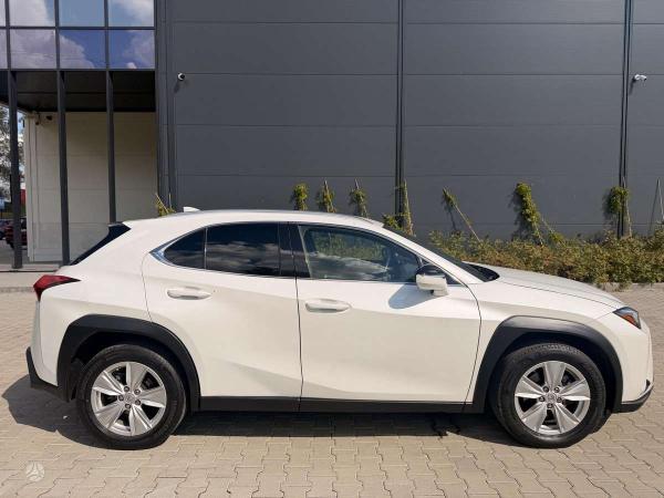 White Lexus UX 250h 2022 in Vilnius, with an engine capacity of 1.99 L and mileage of 53 thousand km for 26500 €, photo 5 on AUTOMOTO.COM.LV