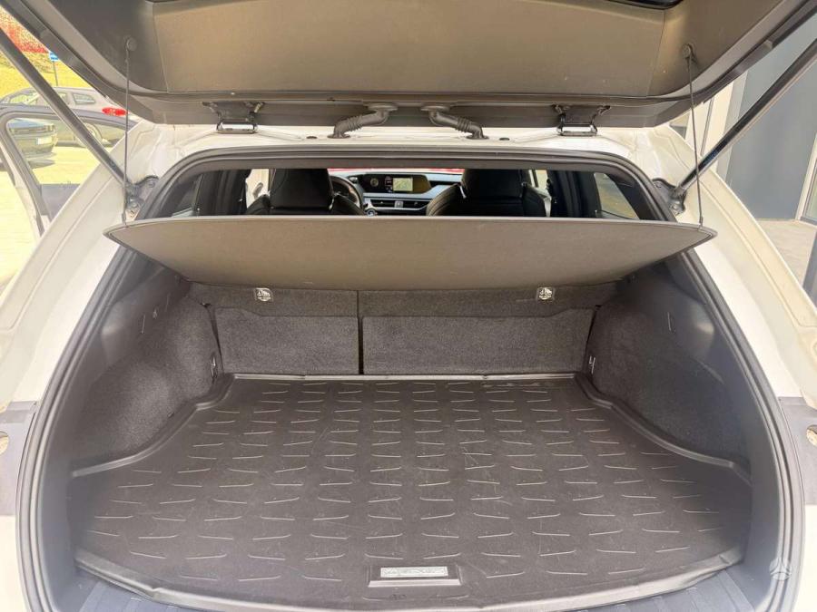 Balts Lexus UX 250h 2022 Viļņa, ar dzinēja tilpumu 1.99 L un nobraukumu 53 tūkst. km par 26500 €, foto 23 vietnē AUTOMOTO.COM.LV