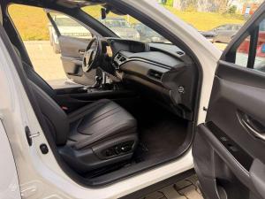 Balts Lexus UX 250h 2022 Viļņa, ar dzinēja tilpumu 1.99 L un nobraukumu 53 tūkst. km par 26500 €, foto 24 vietnē AUTOMOTO.COM.LV