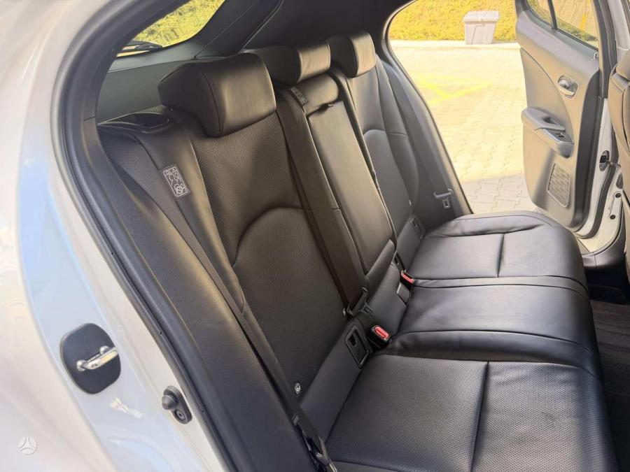 Balts Lexus UX 250h 2022 Viļņa, ar dzinēja tilpumu 1.99 L un nobraukumu 53 tūkst. km par 26500 €, foto 26 vietnē AUTOMOTO.COM.LV