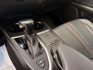 Balts Lexus UX 250h 2022 Viļņa, ar dzinēja tilpumu 1.99 L un nobraukumu 53 tūkst. km par 26500 €, foto 38 vietnē AUTOMOTO.COM.LV