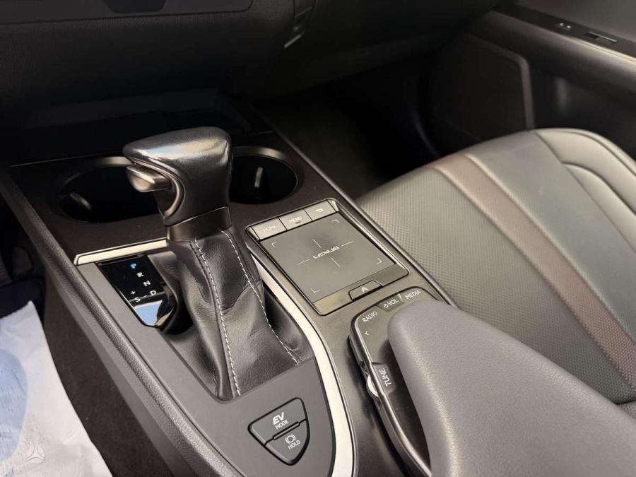 Balts Lexus UX 250h 2022 Viļņa, ar dzinēja tilpumu 1.99 L un nobraukumu 53 tūkst. km par 26500 €, foto 38 vietnē AUTOMOTO.COM.LV