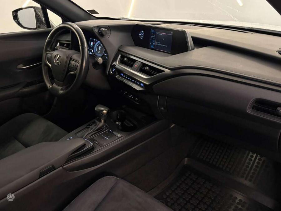 Белый Лексус UX 250h 2022 в Мариямполе, объемом двигателя 1.99 л и пробегом 52 тыс. км за 24999 €, фото 17 на AUTOMOTO.COM.LV