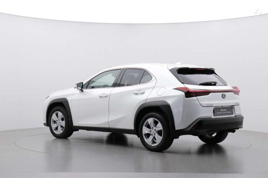 White Lexus UX 250h 2023 in Vilnius, with an engine capacity of 1.99 L and mileage of 36 thousand km for 27900 €, photo 17 on AUTOMOTO.COM.LV