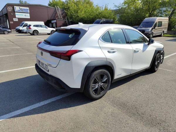 White Lexus UX 250h 2020 in Vilnius, with an engine capacity of 2.00 L and mileage of 100 thousand km for 18000 €, photo 2 on AUTOMOTO.COM.LV
