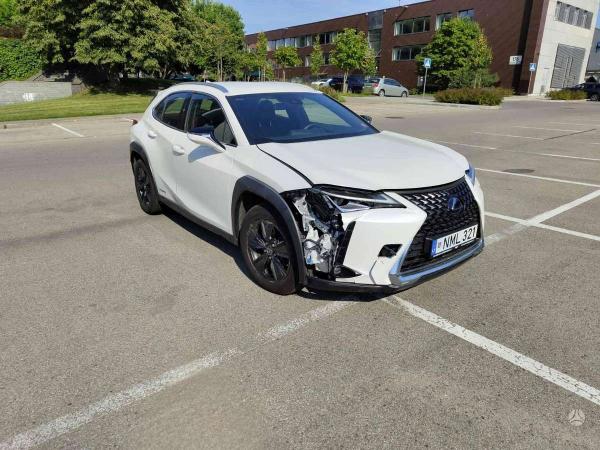 White Lexus UX 250h 2020 in Vilnius, with an engine capacity of 2.00 L and mileage of 100 thousand km for 18000 €, photo 4 on AUTOMOTO.COM.LV