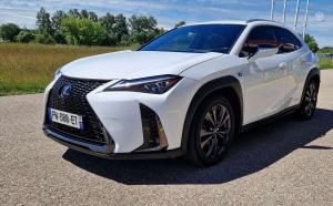 White Lexus UX 250h 2020 in Vilnius, with an engine capacity of 2.00 L and mileage of 230 thousand km for 18600 €, photo  on AUTOMOTO.COM.LV