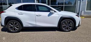 White Lexus UX 250h 2020 in Vilnius, with an engine capacity of 2.00 L and mileage of 230 thousand km for 18600 €, photo 4 on AUTOMOTO.COM.LV