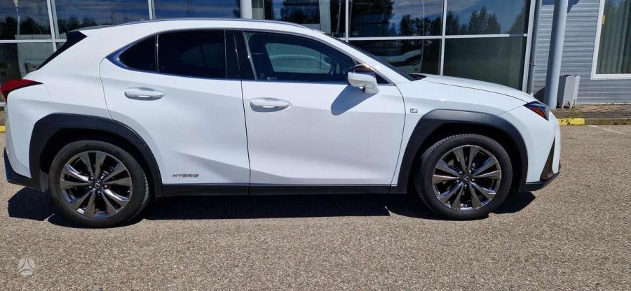 White Lexus UX 250h 2020 in Vilnius, with an engine capacity of 2.00 L and mileage of 230 thousand km for 18600 €, photo 4 on AUTOMOTO.COM.LV