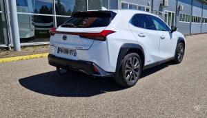 White Lexus UX 250h 2020 in Vilnius, with an engine capacity of 2.00 L and mileage of 230 thousand km for 18600 €, photo 5 on AUTOMOTO.COM.LV