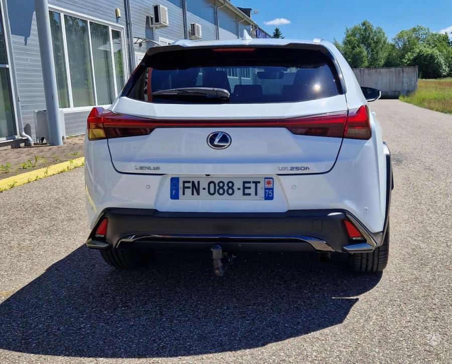 White Lexus UX 250h 2020 in Vilnius, with an engine capacity of 2.00 L and mileage of 230 thousand km for 18600 €, photo 6 on AUTOMOTO.COM.LV
