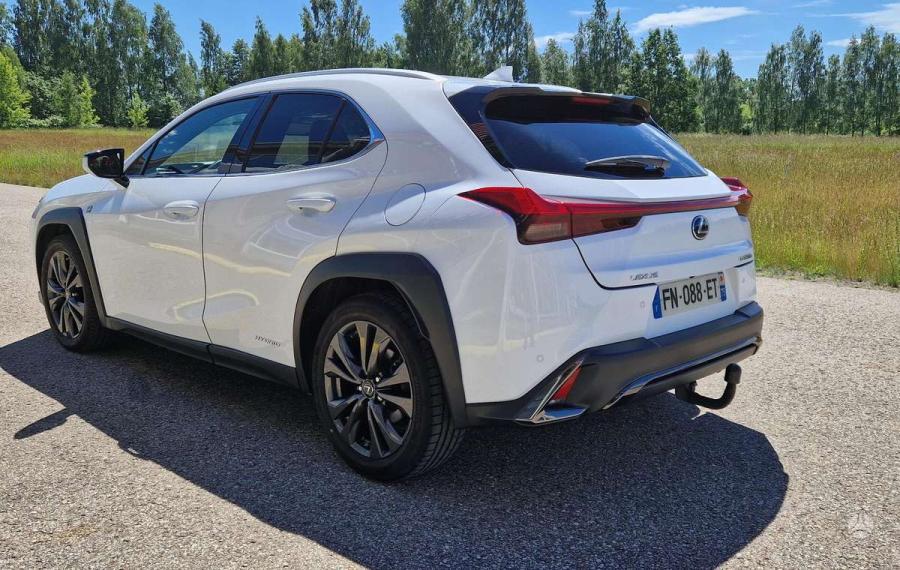 White Lexus UX 250h 2020 in Vilnius, with an engine capacity of 2.00 L and mileage of 230 thousand km for 18600 €, photo 7 on AUTOMOTO.COM.LV