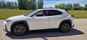 White Lexus UX 250h 2020 in Vilnius, with an engine capacity of 2.00 L and mileage of 230 thousand km for 18600 €, photo 8 on AUTOMOTO.COM.LV