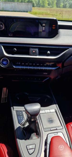 White Lexus UX 250h 2020 in Vilnius, with an engine capacity of 2.00 L and mileage of 230 thousand km for 18600 €, photo 15 on AUTOMOTO.COM.LV