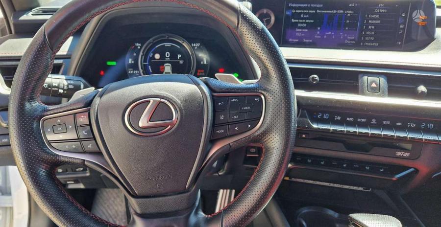 White Lexus UX 250h 2020 in Vilnius, with an engine capacity of 2.00 L and mileage of 230 thousand km for 18600 €, photo 19 on AUTOMOTO.COM.LV