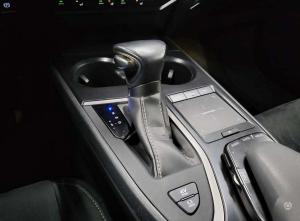White Lexus UX 250h 2020 in Vilnius, with an engine capacity of 2.00 L and mileage of 99 thousand km for 16300 €, photo 12 on AUTOMOTO.COM.LV