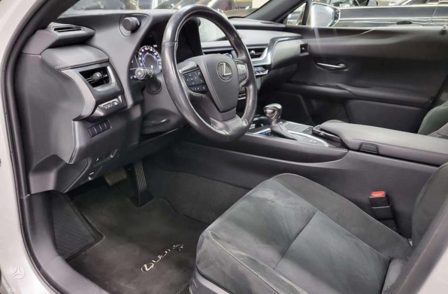 White Lexus UX 250h 2020 in Vilnius, with an engine capacity of 2.00 L and mileage of 99 thousand km for 16300 €, photo 13 on AUTOMOTO.COM.LV