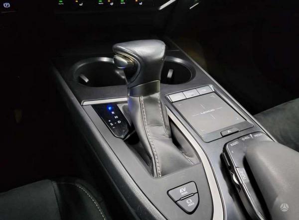 White Lexus UX 250h 2020 in Vilnius, with an engine capacity of 2.00 L and mileage of 100 thousand km for 17220 €, photo 9 on AUTOMOTO.COM.LV