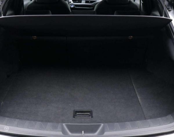 White Lexus UX 250h 2020 in Vilnius, with an engine capacity of 2.00 L and mileage of 100 thousand km for 17220 €, photo 10 on AUTOMOTO.COM.LV