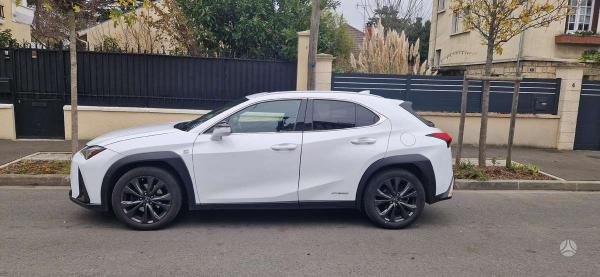White Lexus UX 250h 2020 in Vilnius, with an engine capacity of 2.00 L and mileage of 231 thousand km for 19666 €, photo 4 on AUTOMOTO.COM.LV