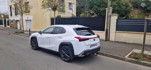 White Lexus UX 250h 2020 in Vilnius, with an engine capacity of 2.00 L and mileage of 231 thousand km for 19666 €, photo 5 on AUTOMOTO.COM.LV