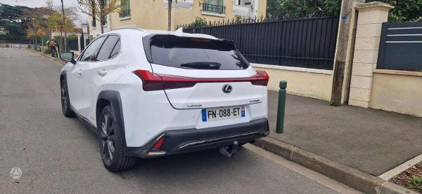 White Lexus UX 250h 2020 in Vilnius, with an engine capacity of 2.00 L and mileage of 231 thousand km for 19666 €, photo 8 on AUTOMOTO.COM.LV