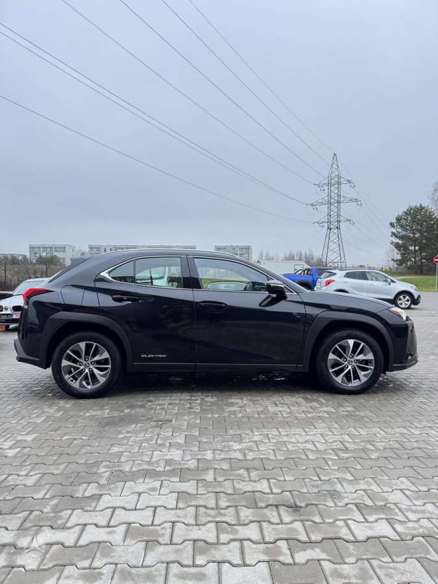 Melns Lexus UX 300e 2022 Viļņa, ar dzinēja tilpumu 0.00 L un nobraukumu 65 tūkst. km par 23600 €, foto 1 vietnē AUTOMOTO.COM.LV