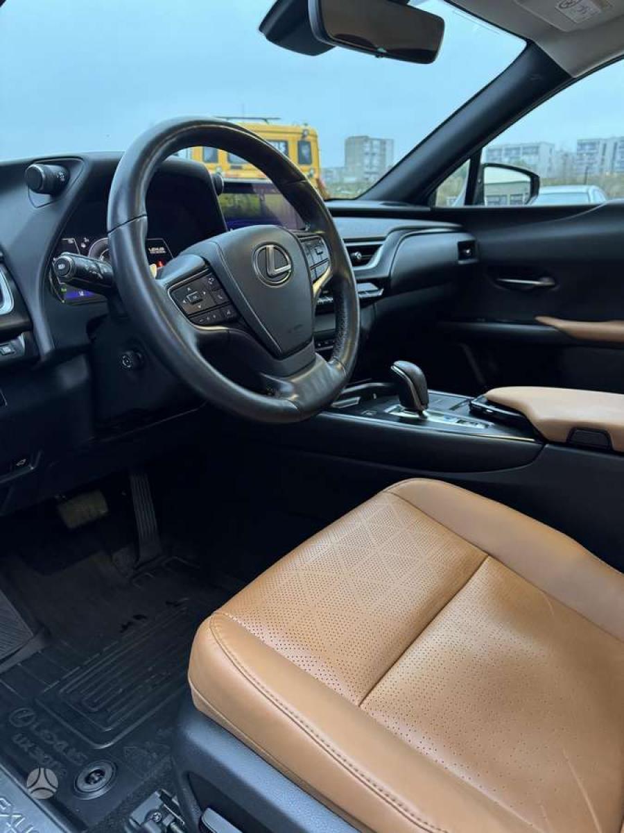 Melns Lexus UX 300e 2022 Viļņa, ar dzinēja tilpumu 0.00 L un nobraukumu 65 tūkst. km par 23600 €, foto 4 vietnē AUTOMOTO.COM.LV