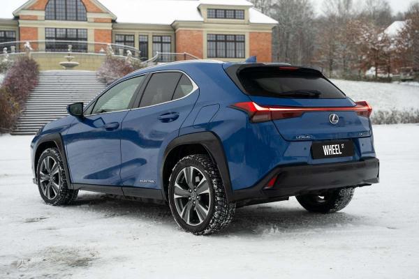 Blue Lexus UX 300e 2022 in Vilnius, with an engine capacity of 0.00 L and mileage of 26 thousand km for 22900 €, photo 3 on AUTOMOTO.COM.LV