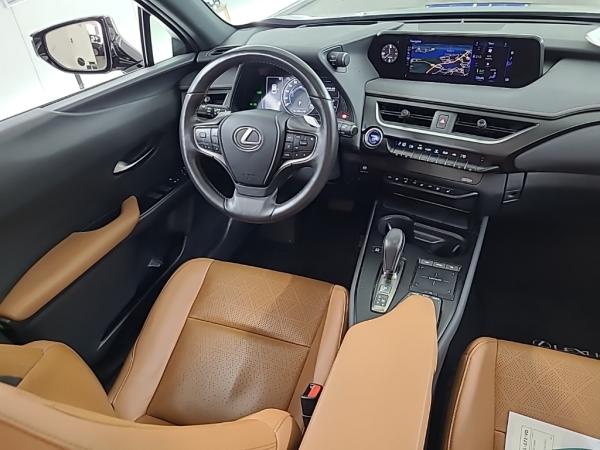 Green Lexus UX 300e 2023 in Riga, with an engine capacity of 0.00 L and mileage of 96 thousand km for 25990 €, photo 7 on AUTOMOTO.COM.LV