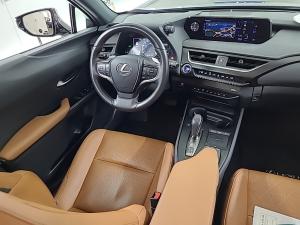 Green Lexus UX 300e 2023 in Riga, with an engine capacity of 0.00 L and mileage of 96 thousand km for 25990 €, photo 7 on AUTOMOTO.COM.LV