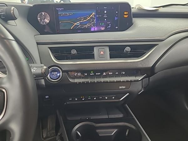 Green Lexus UX 300e 2023 in Riga, with an engine capacity of 0.00 L and mileage of 96 thousand km for 25990 €, photo 9 on AUTOMOTO.COM.LV