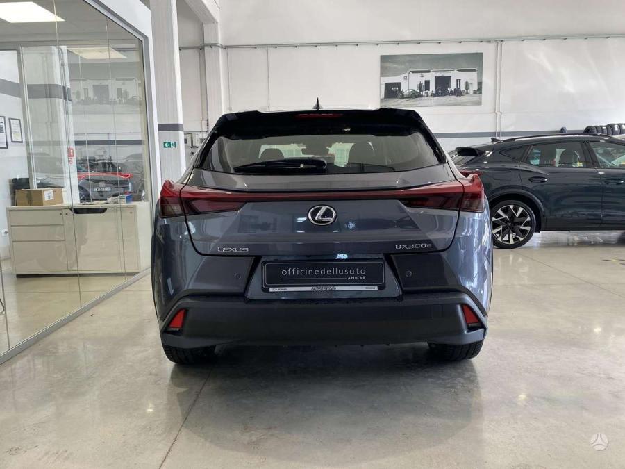 Pelēks Lexus UX 300e 2024 Viļņa, ar dzinēja tilpumu 0.00 L un nobraukumu 22 tūkst. km par 29040 €, foto 4 vietnē AUTOMOTO.COM.LV