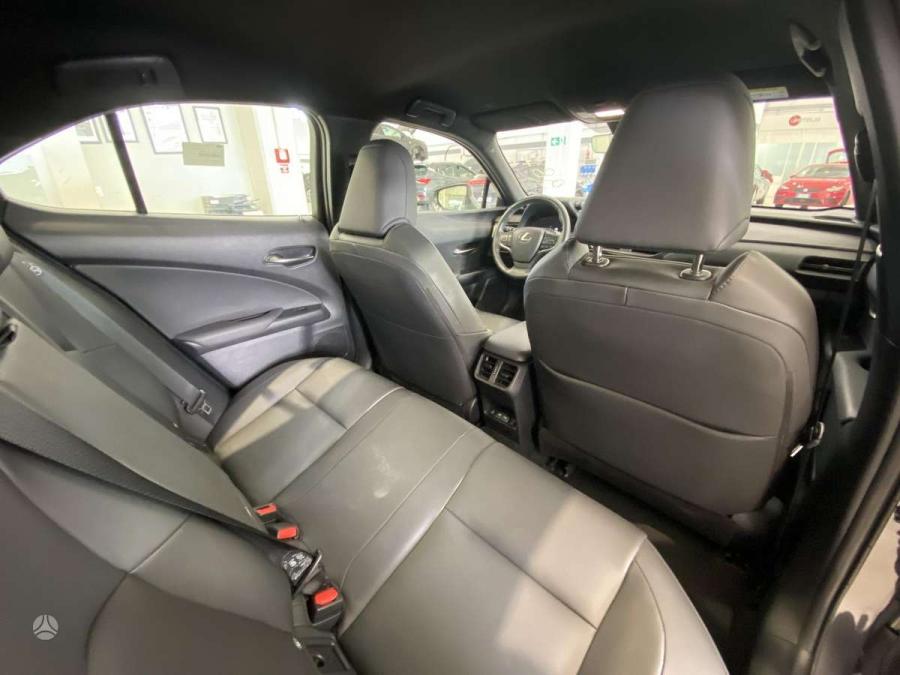 Pelēks Lexus UX 300e 2024 Viļņa, ar dzinēja tilpumu 0.00 L un nobraukumu 22 tūkst. km par 29040 €, foto 5 vietnē AUTOMOTO.COM.LV