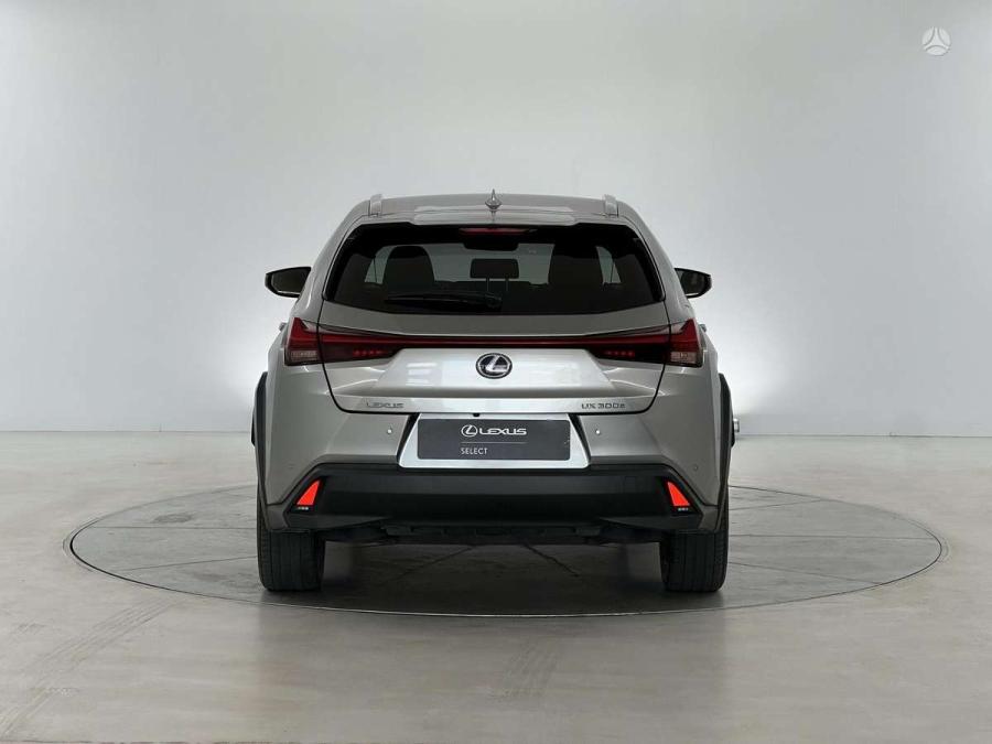 Grey Lexus UX 300e 2022 in Vilnius, with an engine capacity of 0.00 L and mileage of 31 thousand km for 29900 €, photo 5 on AUTOMOTO.COM.LV
