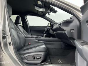 Grey Lexus UX 300e 2022 in Vilnius, with an engine capacity of 0.00 L and mileage of 31 thousand km for 29900 €, photo 7 on AUTOMOTO.COM.LV