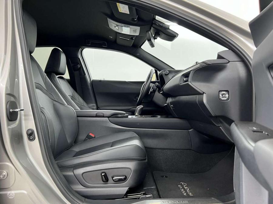 Grey Lexus UX 300e 2022 in Vilnius, with an engine capacity of 0.00 L and mileage of 31 thousand km for 29900 €, photo 7 on AUTOMOTO.COM.LV