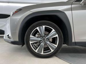 Grey Lexus UX 300e 2022 in Vilnius, with an engine capacity of 0.00 L and mileage of 31 thousand km for 29900 €, photo 16 on AUTOMOTO.COM.LV