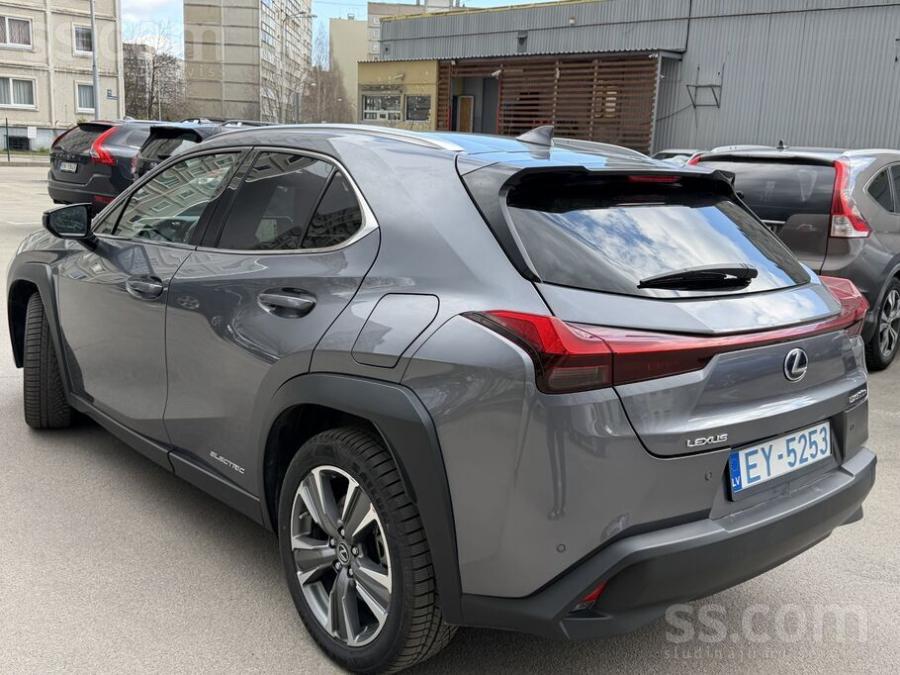 Pelēks Lexus UX 300e 2022 Rīga, ar dzinēja tilpumu 0.00 L un nobraukumu 22 tūkst. km par 25500 €, foto 6 vietnē AUTOMOTO.COM.LV