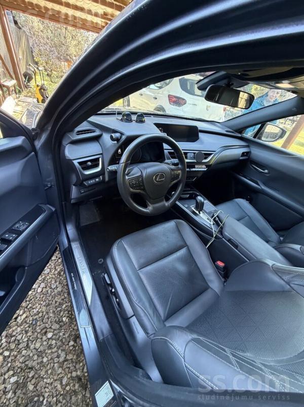 Pelēks Lexus UX 300e 2022 Rīga, ar dzinēja tilpumu 0.00 L un nobraukumu 22 tūkst. km par 25500 €, foto 7 vietnē AUTOMOTO.COM.LV