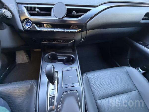 Pelēks Lexus UX 300e 2022 Rīga, ar dzinēja tilpumu 0.00 L un nobraukumu 22 tūkst. km par 25500 €, foto 8 vietnē AUTOMOTO.COM.LV