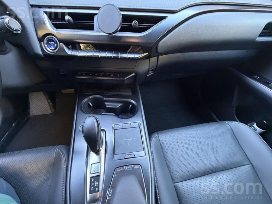 Pelēks Lexus UX 300e 2022 Rīga, ar dzinēja tilpumu 0.00 L un nobraukumu 22 tūkst. km par 25500 €, foto 8 vietnē AUTOMOTO.COM.LV