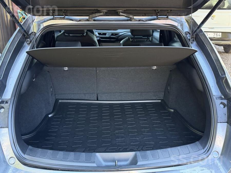 Pelēks Lexus UX 300e 2022 Rīga, ar dzinēja tilpumu 0.00 L un nobraukumu 22 tūkst. km par 25500 €, foto 12 vietnē AUTOMOTO.COM.LV