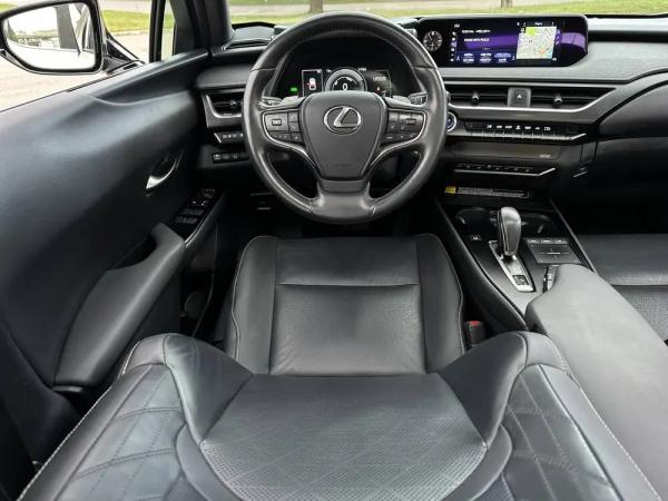 White Lexus UX 300e 2021 in Riga, with an engine capacity of 0.00 L and mileage of 78 thousand km for 26200 €, photo 9 on AUTOMOTO.COM.LV