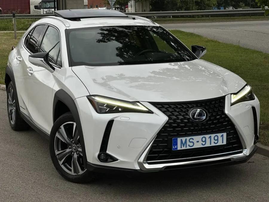 White Lexus UX 300e 2021 in Riga, with an engine capacity of 0.00 L and mileage of 78 thousand km for 26200 €, photo 1 on AUTOMOTO.COM.LV