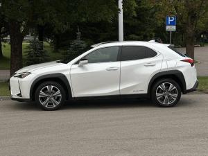 White Lexus UX 300e 2021 in Riga, with an engine capacity of 0.00 L and mileage of 78 thousand km for 26200 €, photo 3 on AUTOMOTO.COM.LV