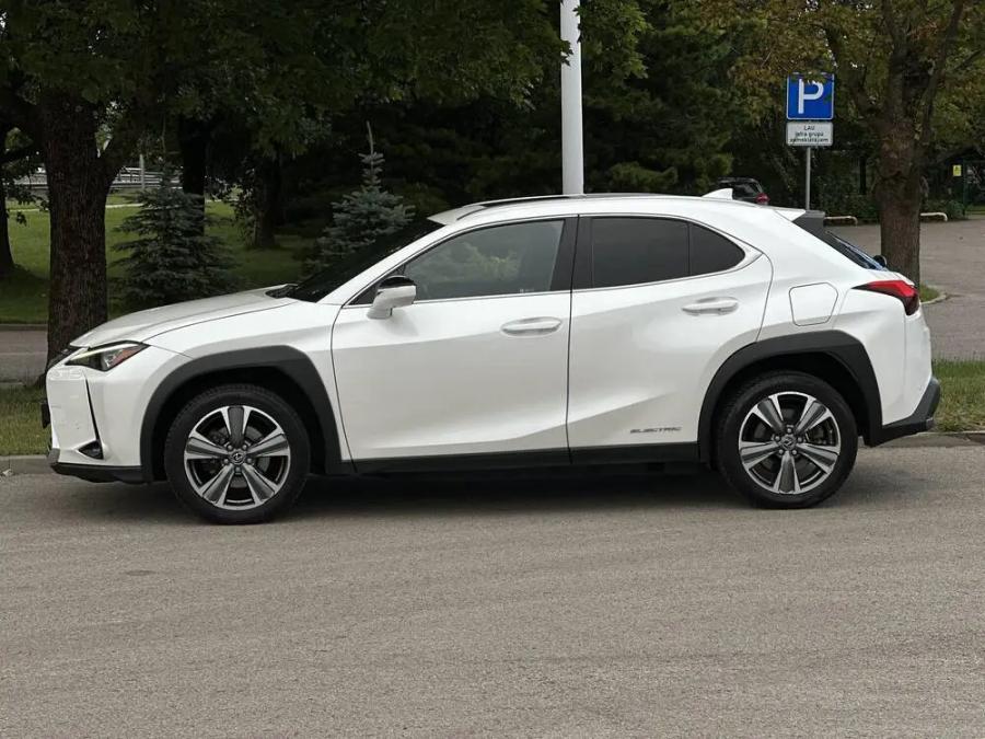 White Lexus UX 300e 2021 in Riga, with an engine capacity of 0.00 L and mileage of 78 thousand km for 26200 €, photo 3 on AUTOMOTO.COM.LV
