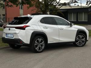 White Lexus UX 300e 2021 in Riga, with an engine capacity of 0.00 L and mileage of 78 thousand km for 26200 €, photo 4 on AUTOMOTO.COM.LV