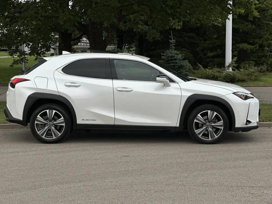 White Lexus UX 300e 2021 in Riga, with an engine capacity of 0.00 L and mileage of 78 thousand km for 26200 €, photo 6 on AUTOMOTO.COM.LV