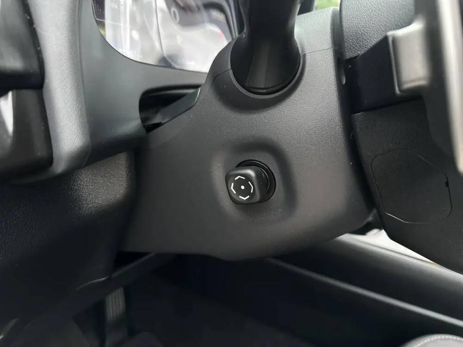 White Lexus UX 300e 2021 in Riga, with an engine capacity of 0.00 L and mileage of 78 thousand km for 26200 €, photo 9 on AUTOMOTO.COM.LV